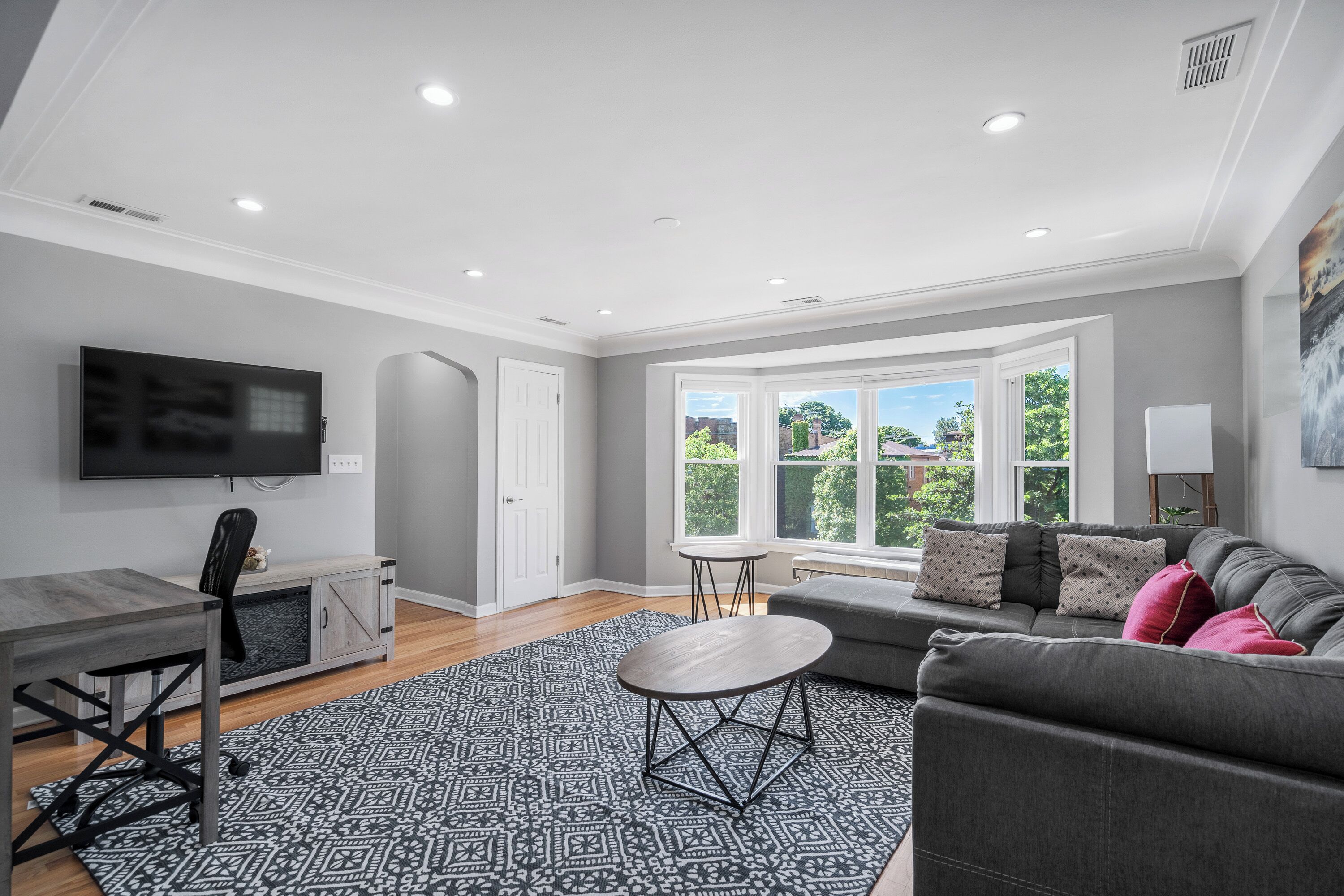 Peaceful Oasis - Captivating Six-bedroom Escape - Chicago, IL