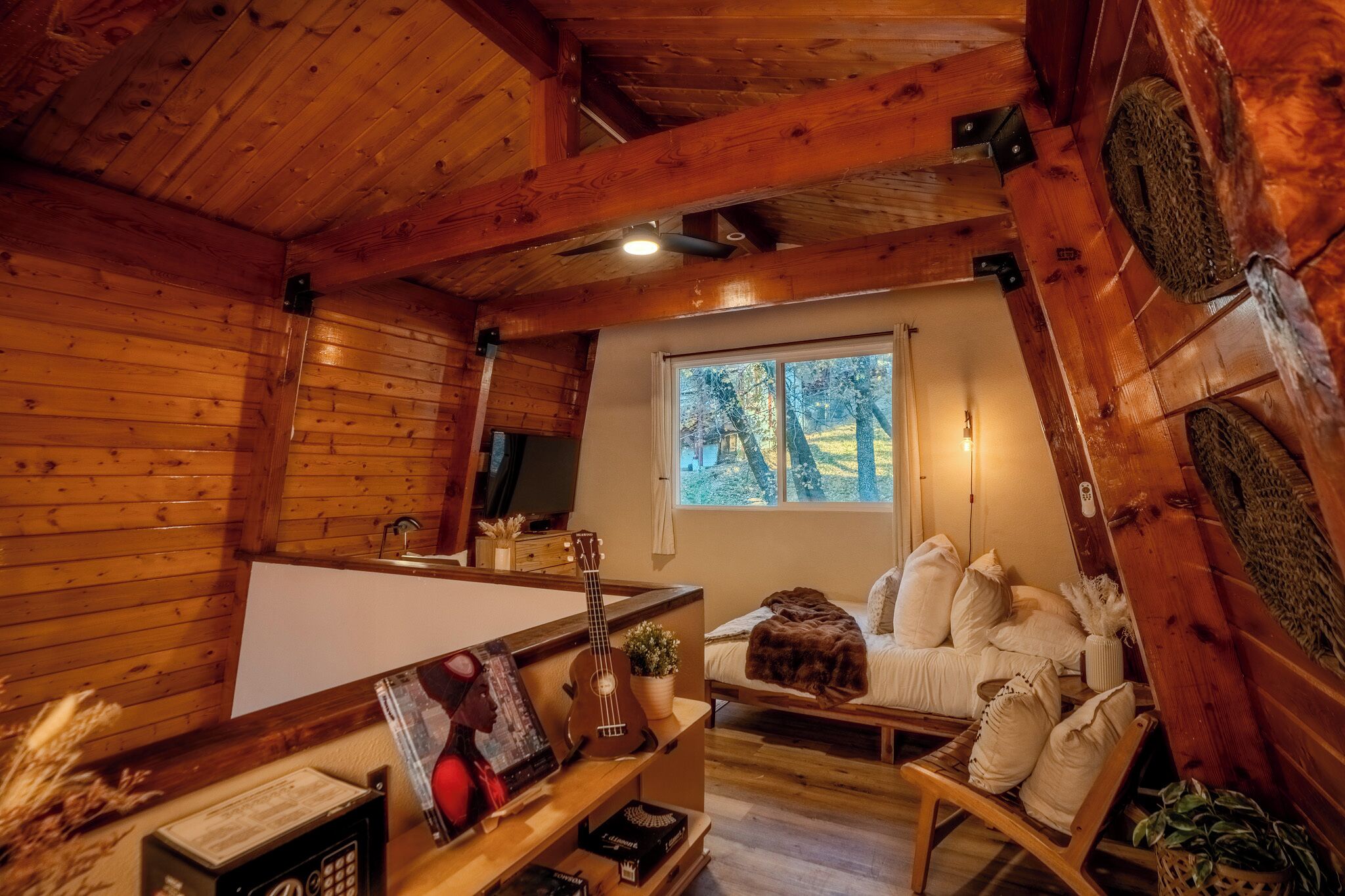 Arrowbear Lake: Luxe Cabin: Large Deck & Fire Pit, Workspace & Loft - Running Springs, CA