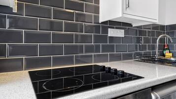 Apartamento, pátio, vista para o lago | Cozinha privada | Um frigorífico/congelador grande, um micro-ondas