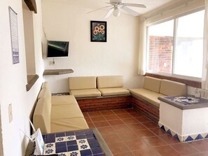 Cabana de Madeira Standard | Sala de estar | Televisor de ecrã plano de 32 polegadas com canais por cabo 