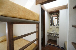 Cabana standard | Banheiro | Chuveiro, sabonete, shampoo, papel higiênico