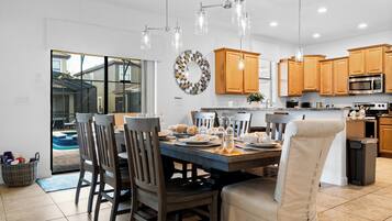Individualmente mobiliados, escrivaninha, cortinas blackout
