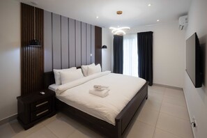 Suite Standard, 2 quartos, varanda, vista para o jardim | Secretária, secretária adequada para computadores portáteis 