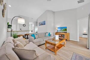 Casa, 4 quartos, piscina privativa | Sala de estar | Smart TV de 55 polegadas com canais digitais, matraquilhos 