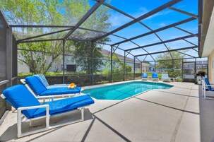 Terraço com espreguiçadeiras