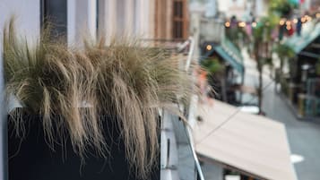 Quarto Duplo Deluxe, varanda, Vista para a cidade | Terrenos do alojamento