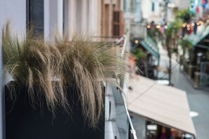 Quarto Duplo Deluxe, varanda, Vista para a cidade | Terrenos do alojamento