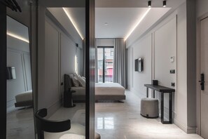 Suite Júnior, varanda, Vista para a cidade | Cofre com capacidade para portátil, secretária 