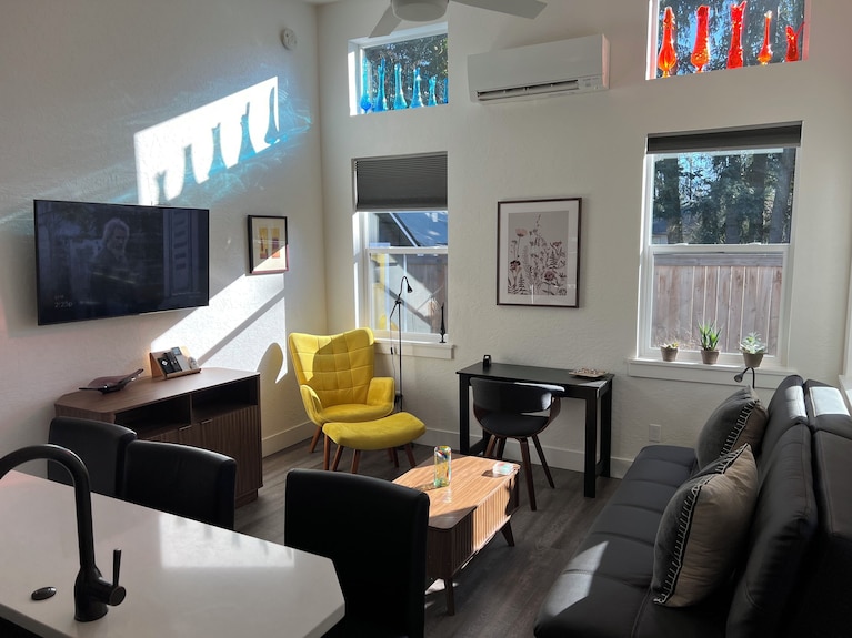 Pet Friendly Tiny Glass House Close To The Airport And Downtown - Eugene, OR