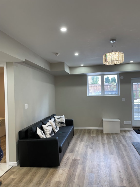 Forget Your Worries In This 1000 Sqft Independent Apartment With Parking. - Oakville