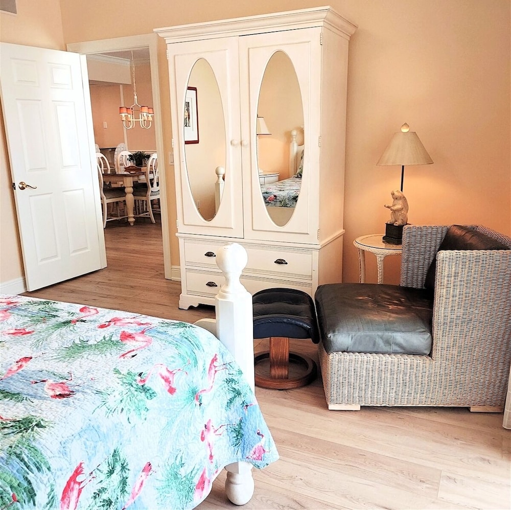 Elegant and Comfortable Beachfront Charmer! Free Beach Chairs In Season ...