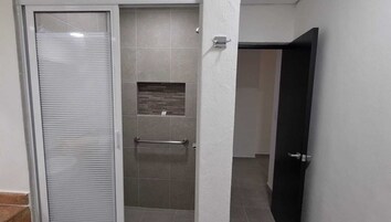 Quarto quádruplo | Banheiro | Chuveiro, toalhas de banho, sabonete, shampoo