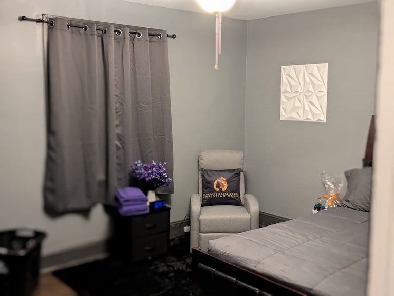 Spacious 2br Retreat Kitchen, Living Room & Private Bath - Richmond, VA