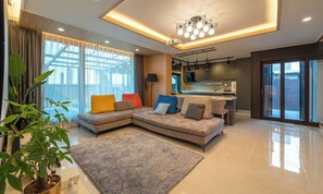 Vila família, 3 quartos, piscina particular, vista parcial para o mar | Área de estar