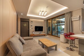 Vila família, piscina particular, vista parcial para o mar | Área de estar