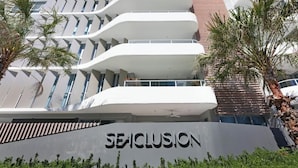 Um edifício moderno com uma placa que diz "SEACLUSION".