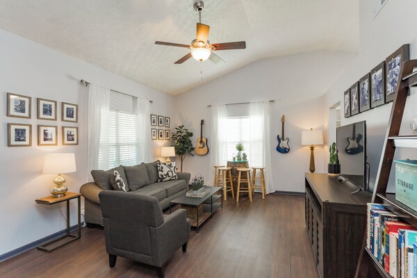 Looby Location- Charming 3br Home 10 Min To Downtown! - Nashville, TN