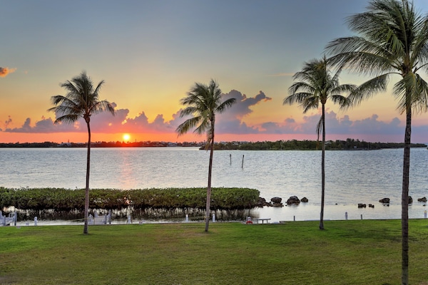 Waterfront Luxury Villa With Sunset Views And Boat Slip - Key Colony Beach, FL