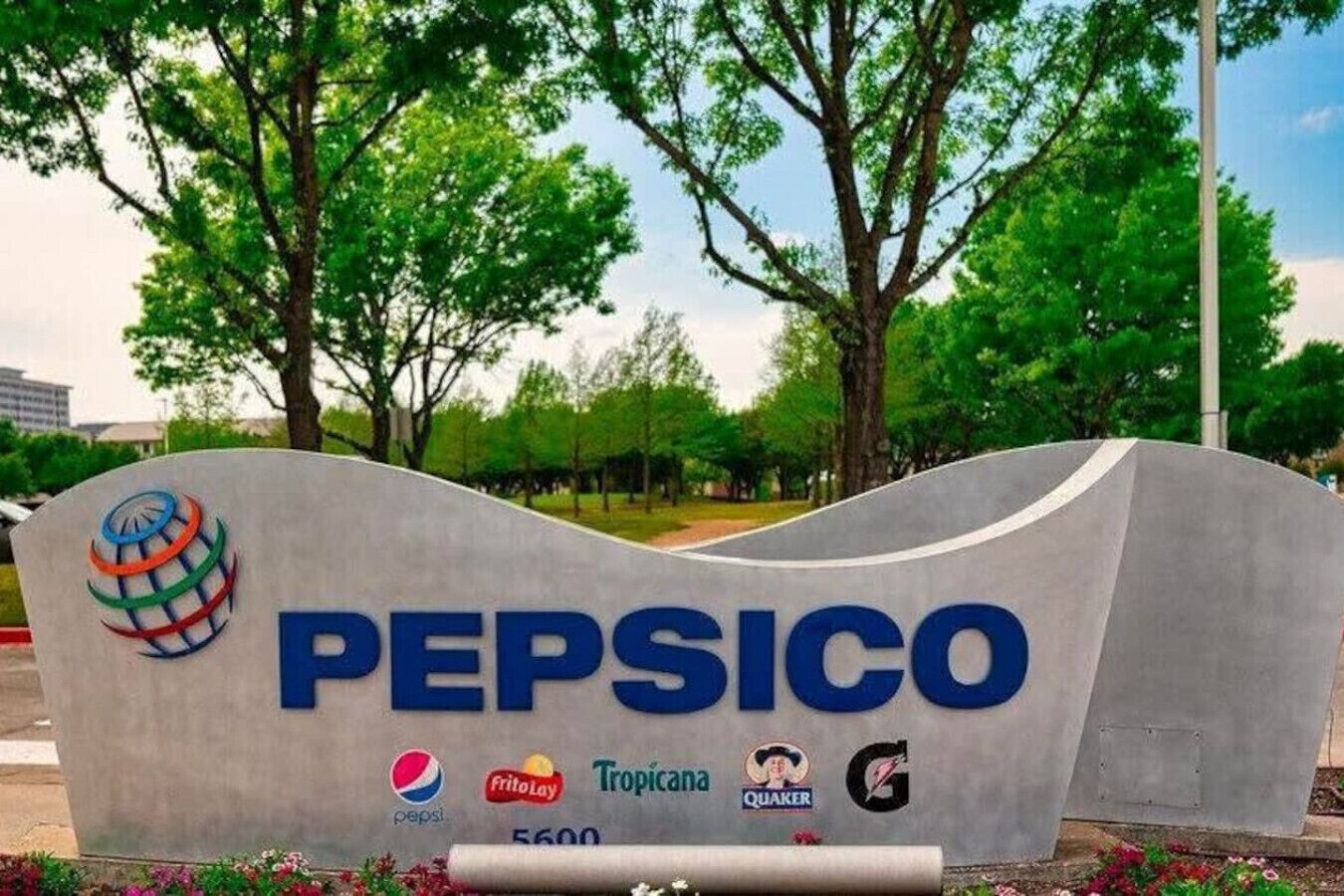 Um grande letreiro com o logotipo da PepsiCo e diversos logotipos de marcas, como Pepsi, Tropicana e Quaker.