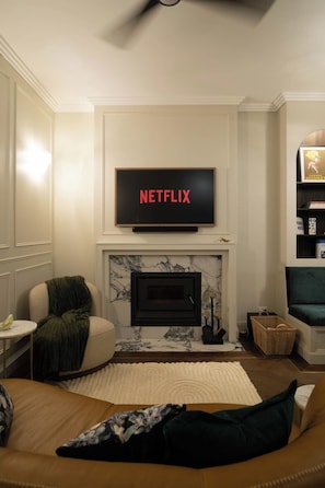 Casa Deluxe, vista para as vinhas | Sala de estar | TV de ecrã plano, lareira 