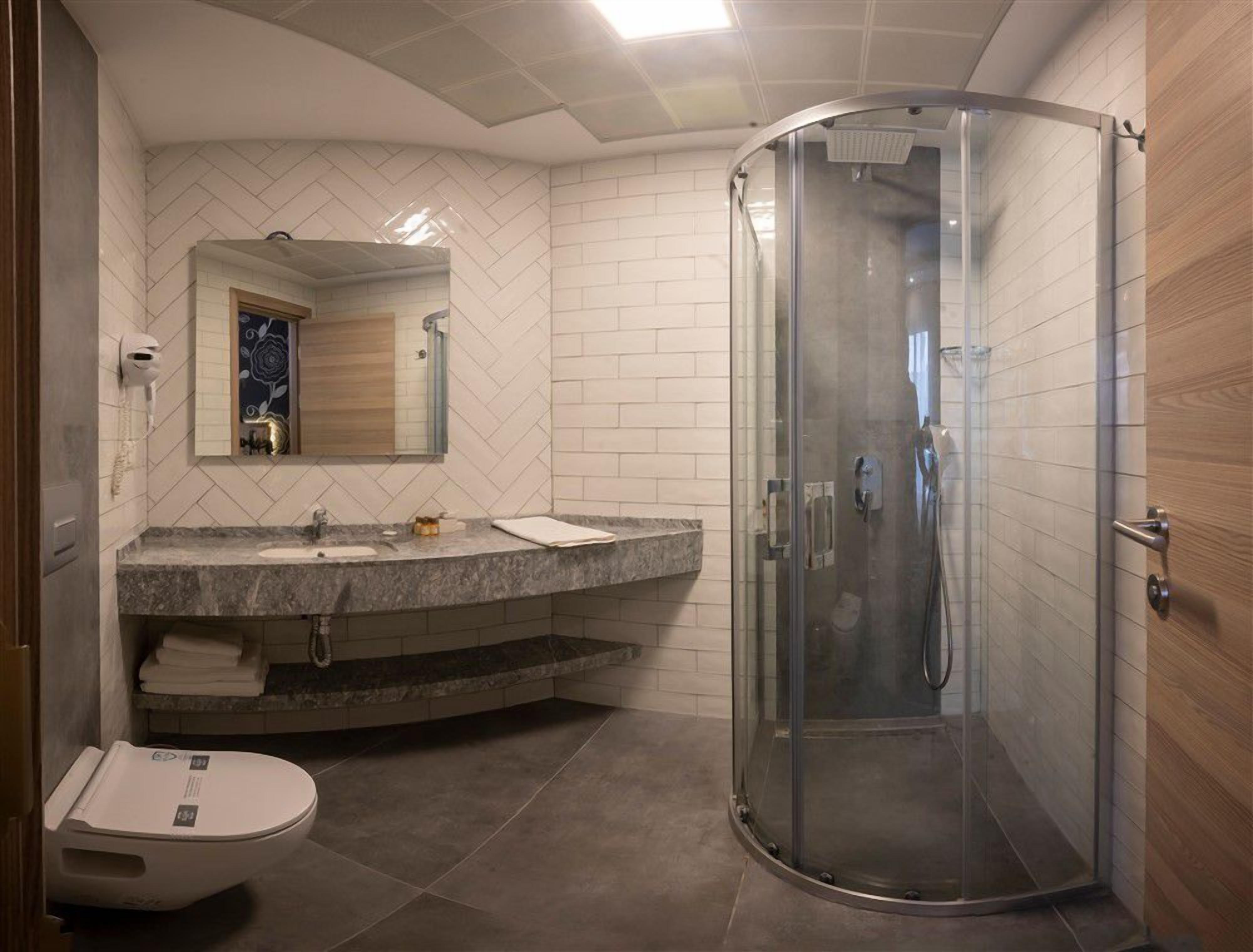 Um polibã, um secador de cabelo, toalhas fornecidas, sabão 