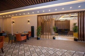 Pequeno-almoço tipo buffet diário (15 EUR por pessoa) 