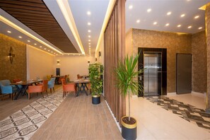 Pequeno-almoço tipo buffet diário (15 EUR por pessoa) 