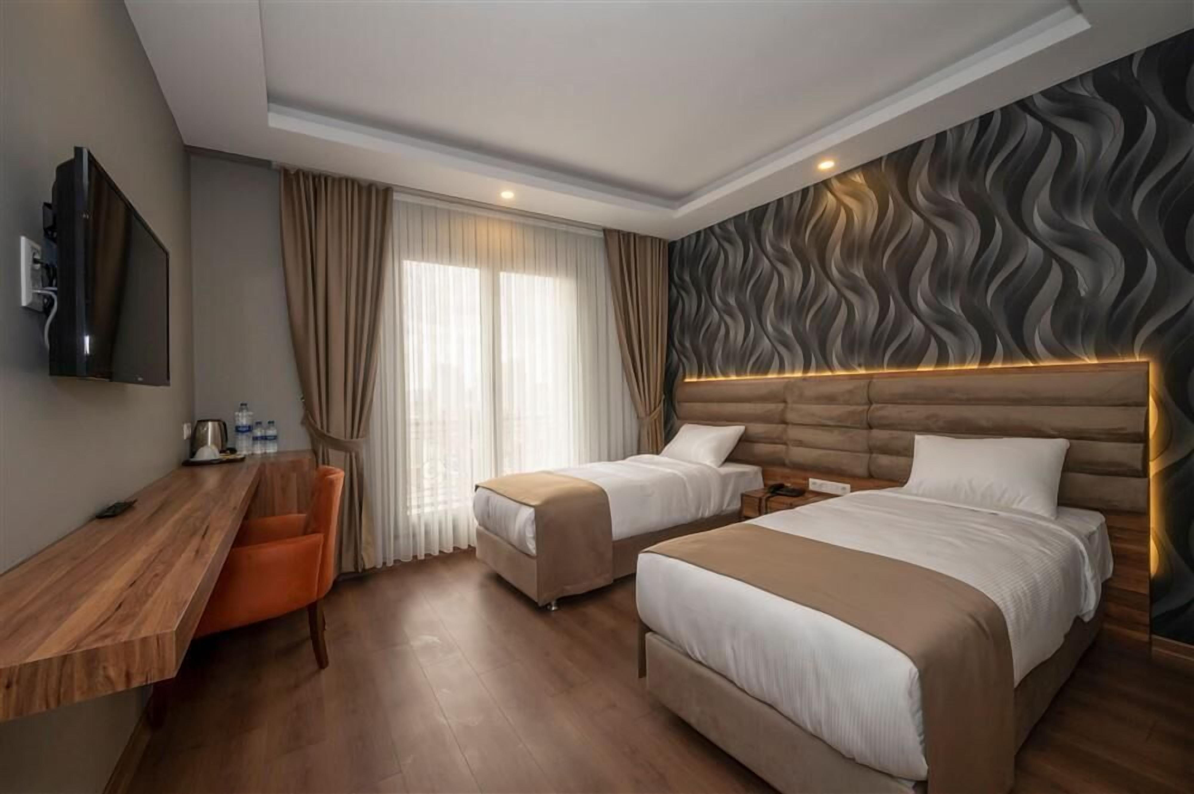 Quarto Twin Comfort | Secretária adequada para computadores portáteis, Wi-fi grátis 