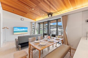 Apartamento luxo, sacada, vista parcial para o oceano | Parte interna