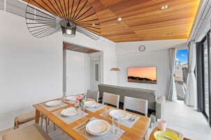 Apartamento luxo, sacada, vista parcial para o oceano | Opções para refeição