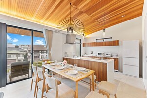Apartamento luxo, sacada, vista parcial para o oceano | Cozinha privada