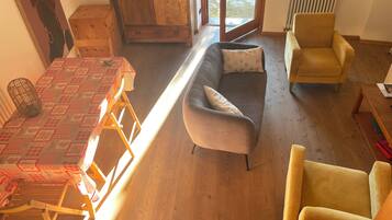 Dúplex, varanda, vista para o jardim | Sala de estar