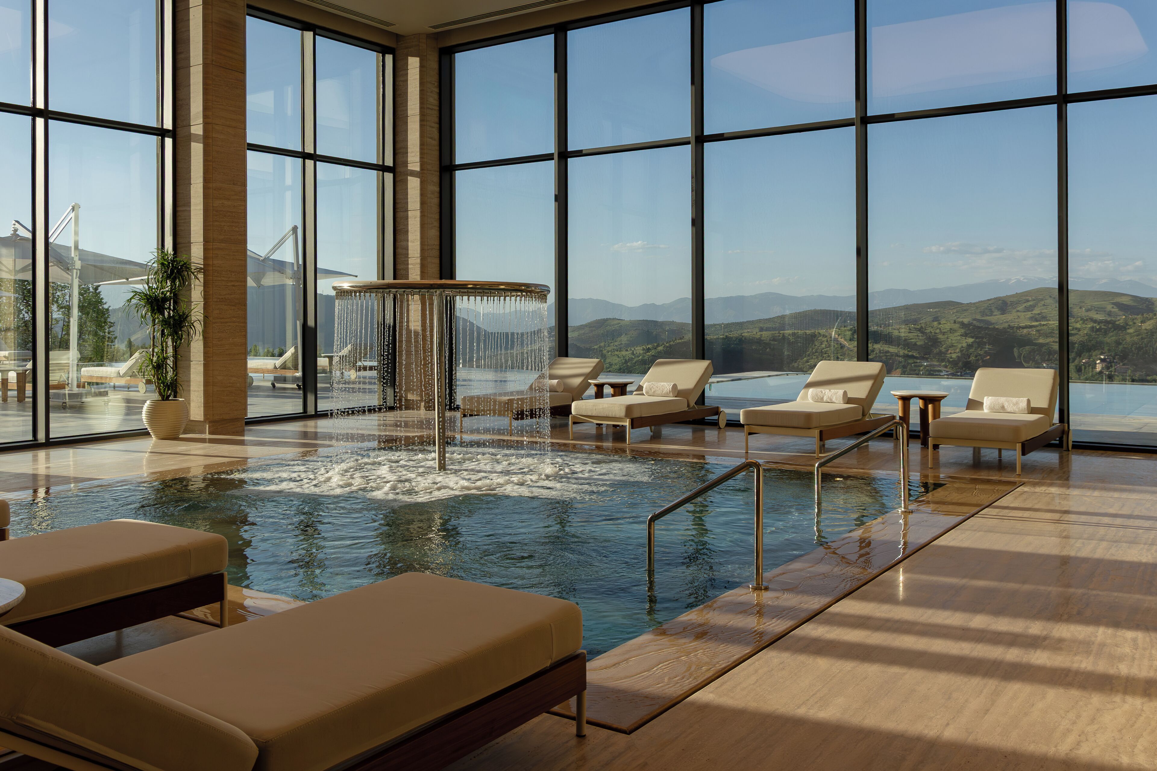 3 piscinas interiores, 2 piscinas exteriores 