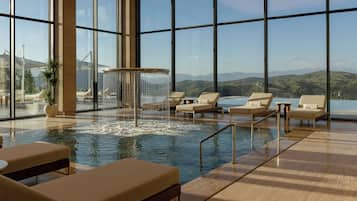 3 piscinas interiores, 2 piscinas exteriores