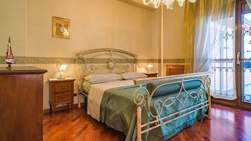 Quarto Clássico com Cama de Casal | Cortinas/cortinados opacos, Wi-fi grátis