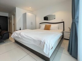 Suite-Estúdio Deluxe, pátio, vista para o jardim | Lençóis de algodão egípcio, roupa de alta qualidade, edredões de penas 