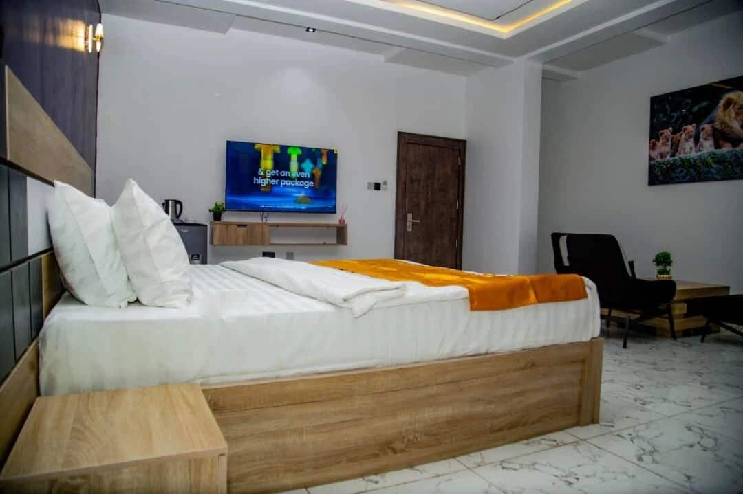 Quarto econômico, sacada, vista para a cidade | Escrivaninha, espaço de trabalho para notebook, cortinas blackout