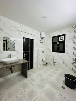 Um polibã, artigos de higiene pessoal grátis, toalhas fornecidas 