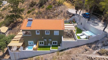 Vila superior, varanda, vista para o mar | Fachada