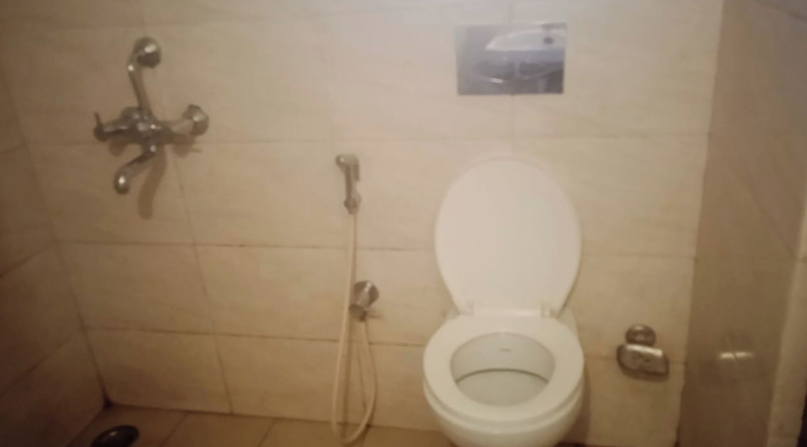 Um polibã, um chuveiro fixo, chinelos, toalhas fornecidas 