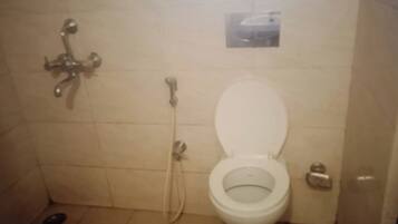 Um polibã, um chuveiro fixo, chinelos, toalhas fornecidas