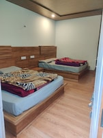 Quarto quádruplo luxo | Ferros/tábuas de passar roupa, Wi-Fi de cortesia