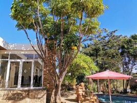 Piscina exterior, guarda-sóis, espreguiçadeiras 