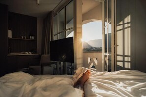 Suíte júnior, sacada | Cofres nos quartos, quartos à prova de som, Wi-Fi de cortesia