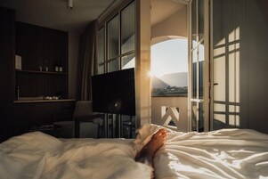 Suíte júnior, sacada | Cofres nos quartos, quartos à prova de som, Wi-Fi de cortesia