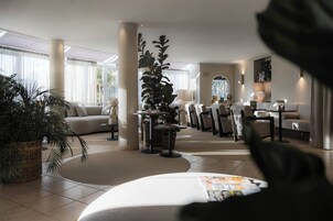 Área de estar no saguão