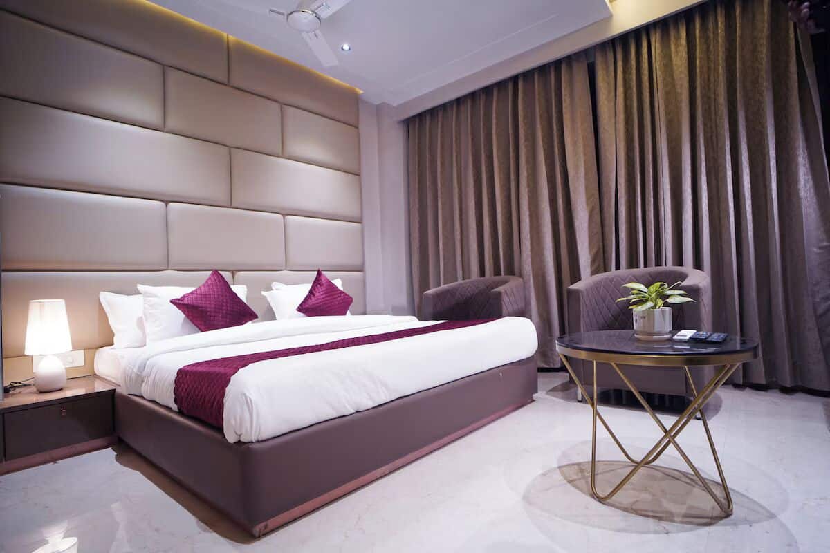 Quarto executivo, vista para a cidade | Escrivaninha, espaço de trabalho para notebook, cortinas blackout