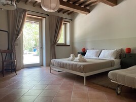 Quarto família, 1 cama Queen e sofá-cama, para não fumantes, banheiro privativo | Individualmente decorados, individualmente mobiliados, berço de viagem