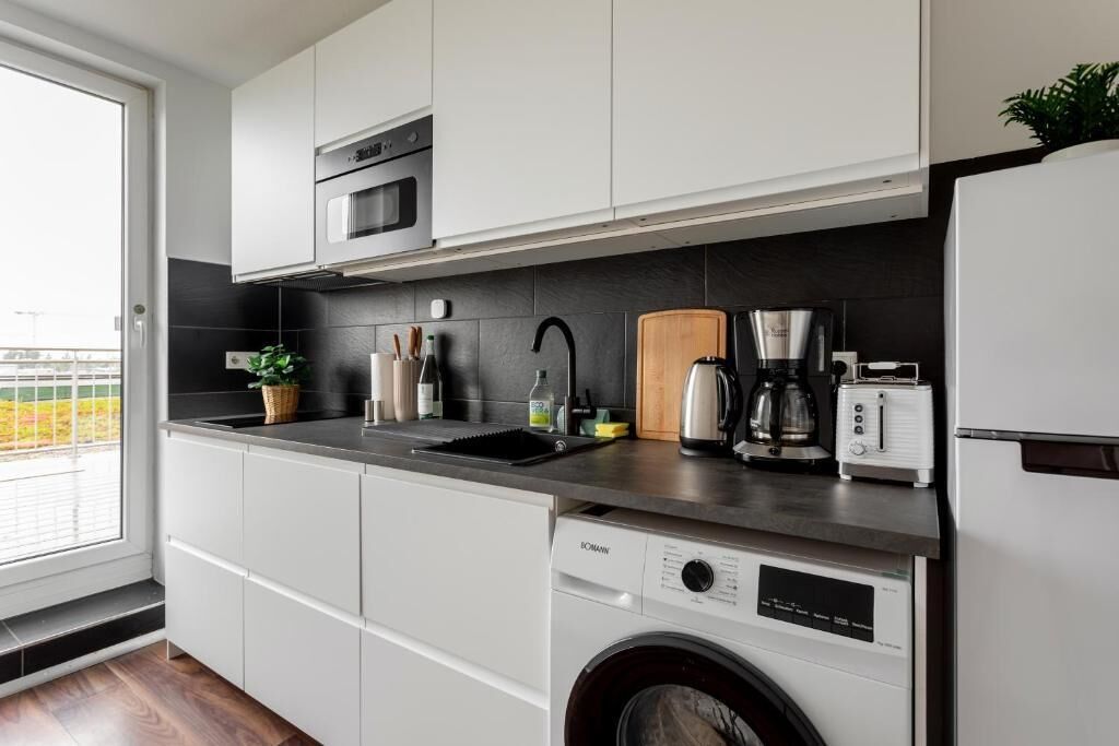 Apartamento, 2 quartos, cozinha | Cozinha privada | Um frigorífico, um micro-ondas, uma placa de cozinha 