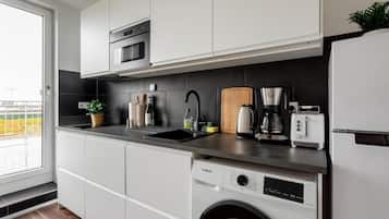 Apartamento, 2 quartos, cozinha | Cozinha privada | Um frigorífico, um micro-ondas, uma placa de cozinha